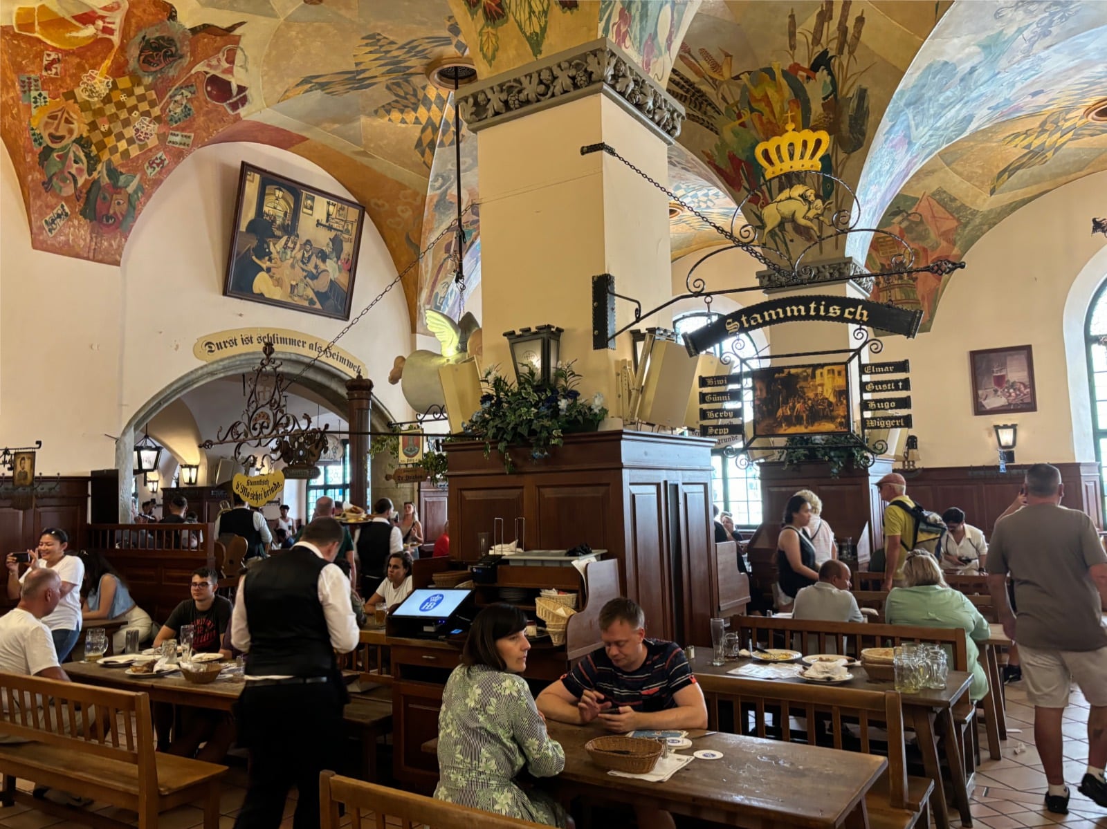 Hofbräuhaus München: gelebte Tradition, Bier trinken